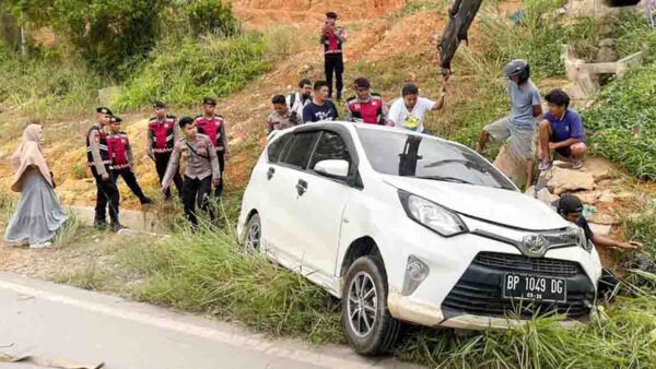 Mobil Calya Alami Kecelakaan Tunggal di Depan Kantor JNE Bandara Nongsa ...